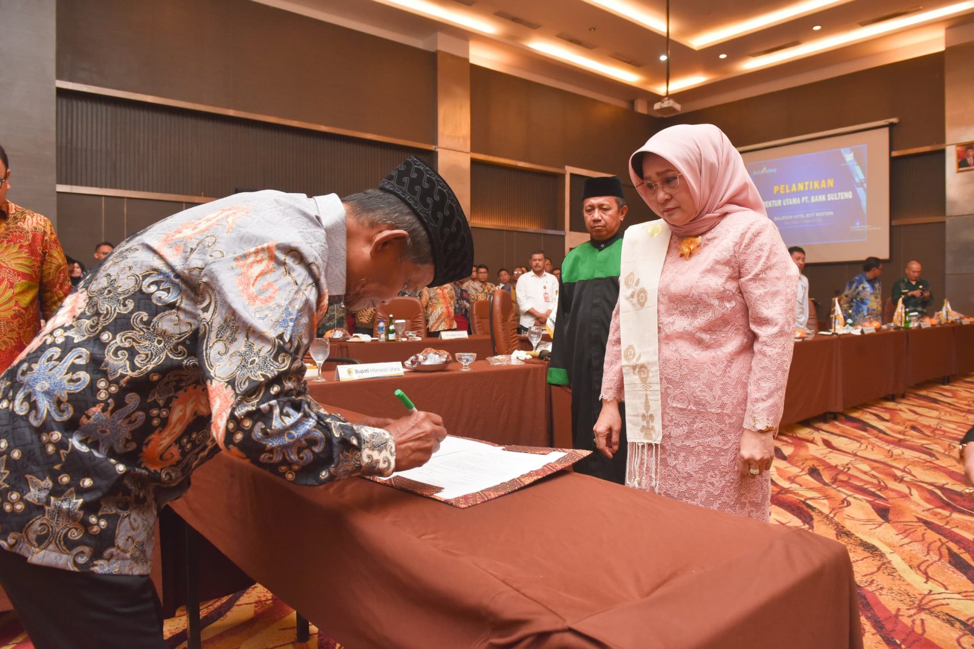 RUPS Bank Sulteng, Gubernur Lantik Ramiyatie Sebagai Direktur ... RUPS Bank Sulteng, Gubernur Lantik Ramiyatie Sebagai Direktur ...
